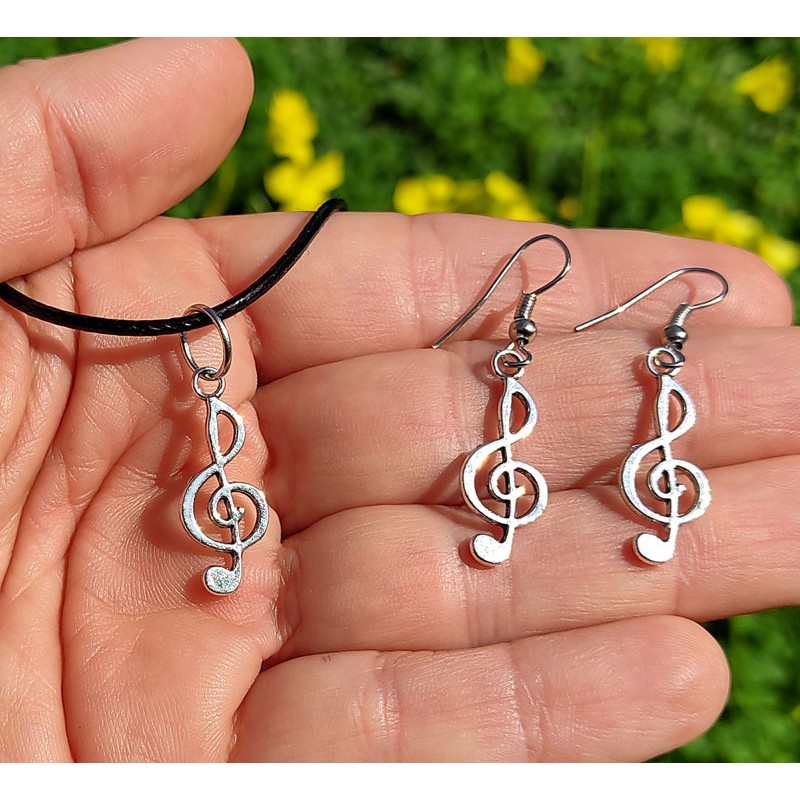 Divertido conjunto de metal en forma de CLAVE de SOL. Incluye cordón y ...