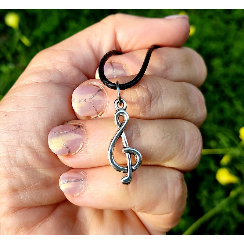 Divertido colgante de metal en forma de CLAVE de SOL. Incluye cordón y ...