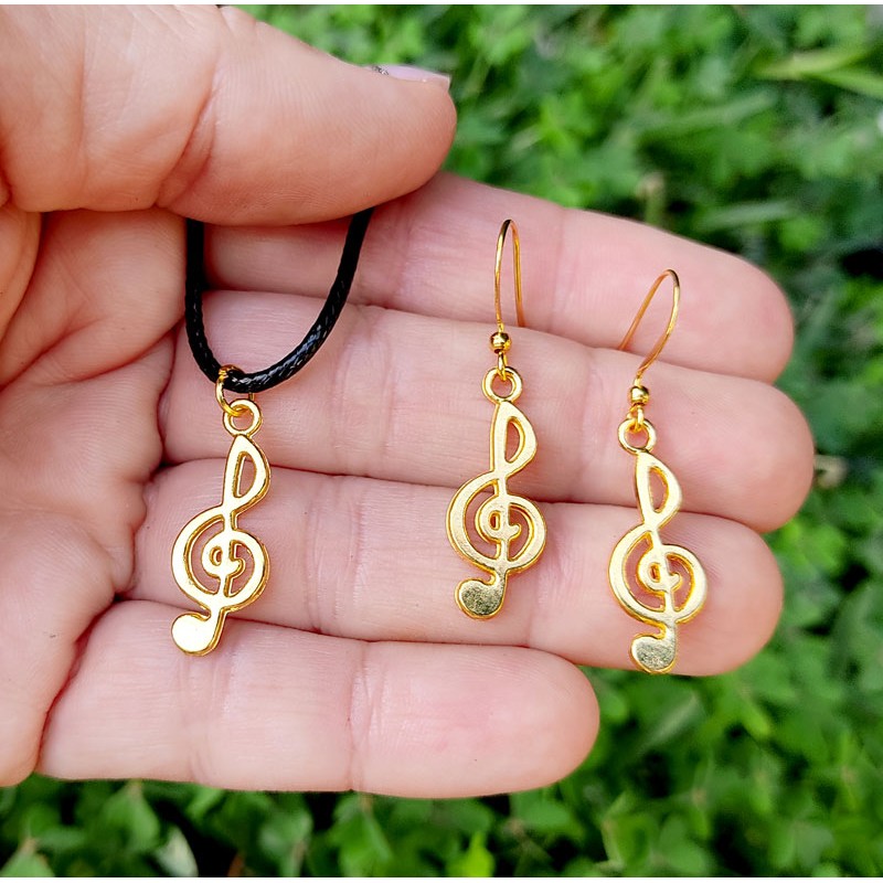 Divertido conjunto de metal en forma de CLAVE de SOL. Incluye cordón y ...