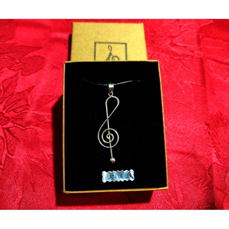 Colgante de Clave de Sol elaborado en Plata. Con cordón.Incluye caja.