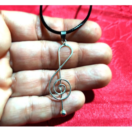 Colgante de Clave de Sol elaborado en Plata. Con cordón.Incluye caja.