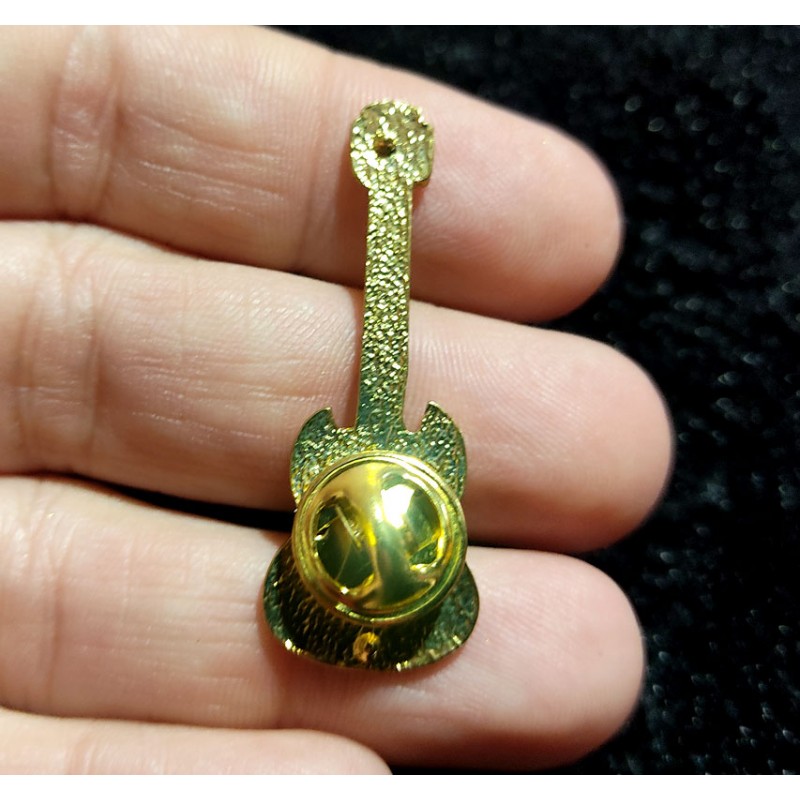 Increíble pin de en forma de guitarra roja. Incluye caja