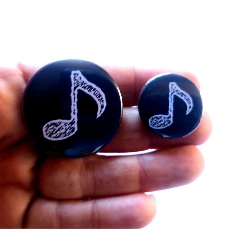 Divertida chapa connota musical corchea .Disponible en 2 tamaños