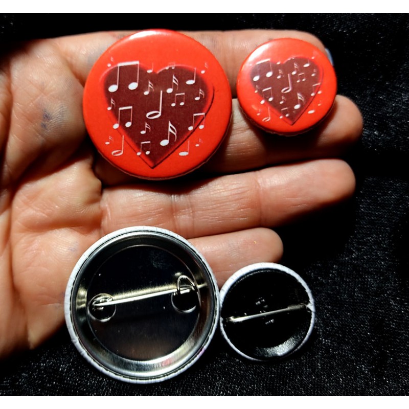 Divertida chapa de corazón musical .Disponible en 2 tamaños