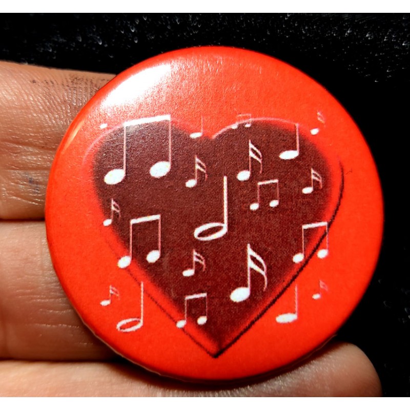 Divertida chapa de corazón musical .Disponible en 2 tamaños