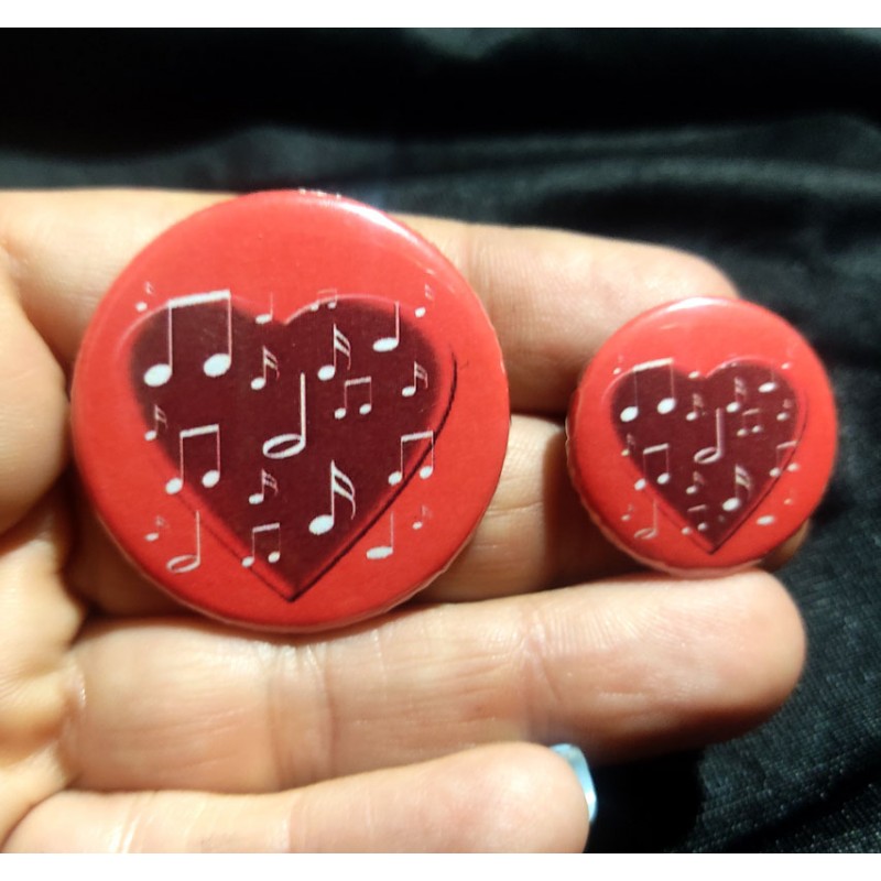 Divertida chapa de corazón musical .Disponible en 2 tamaños