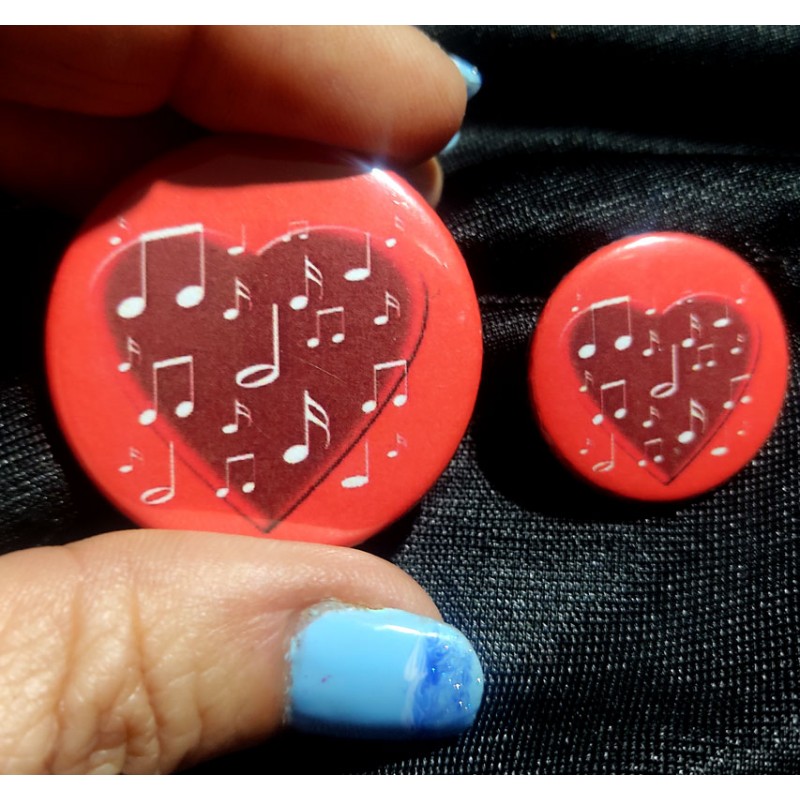 Divertida chapa de corazón musical .Disponible en 2 tamaños