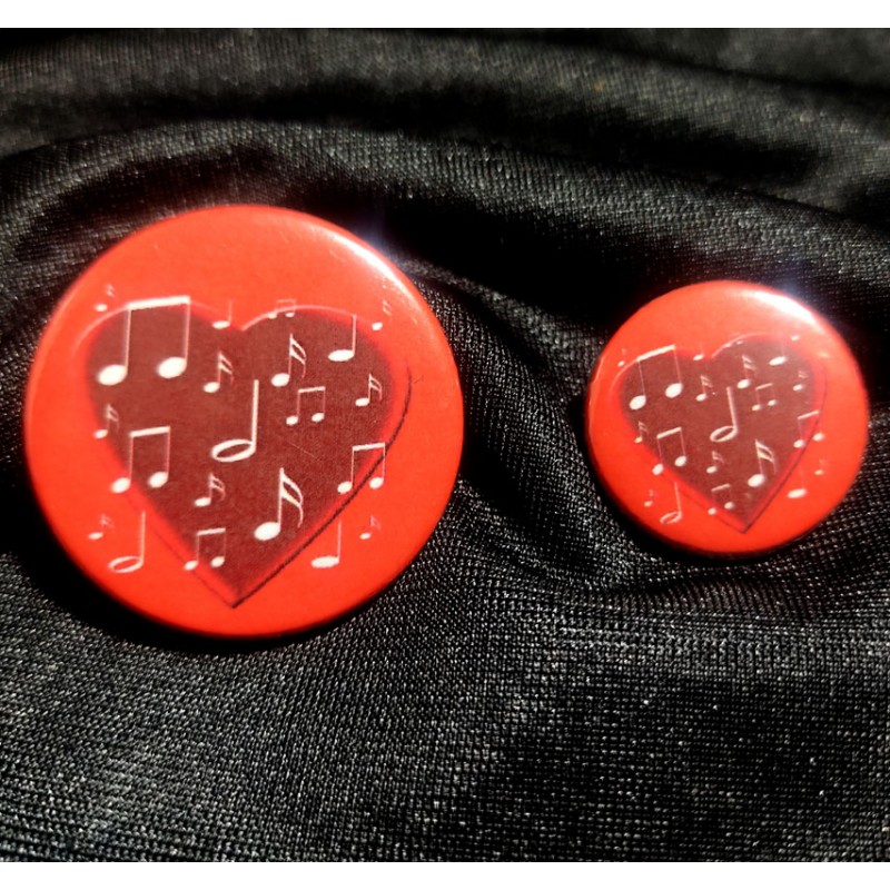 Divertida chapa de corazón musical .Disponible en 2 tamaños