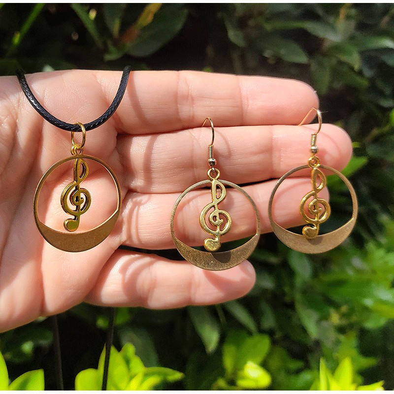 Precioso conjunto de clave de sol dorado